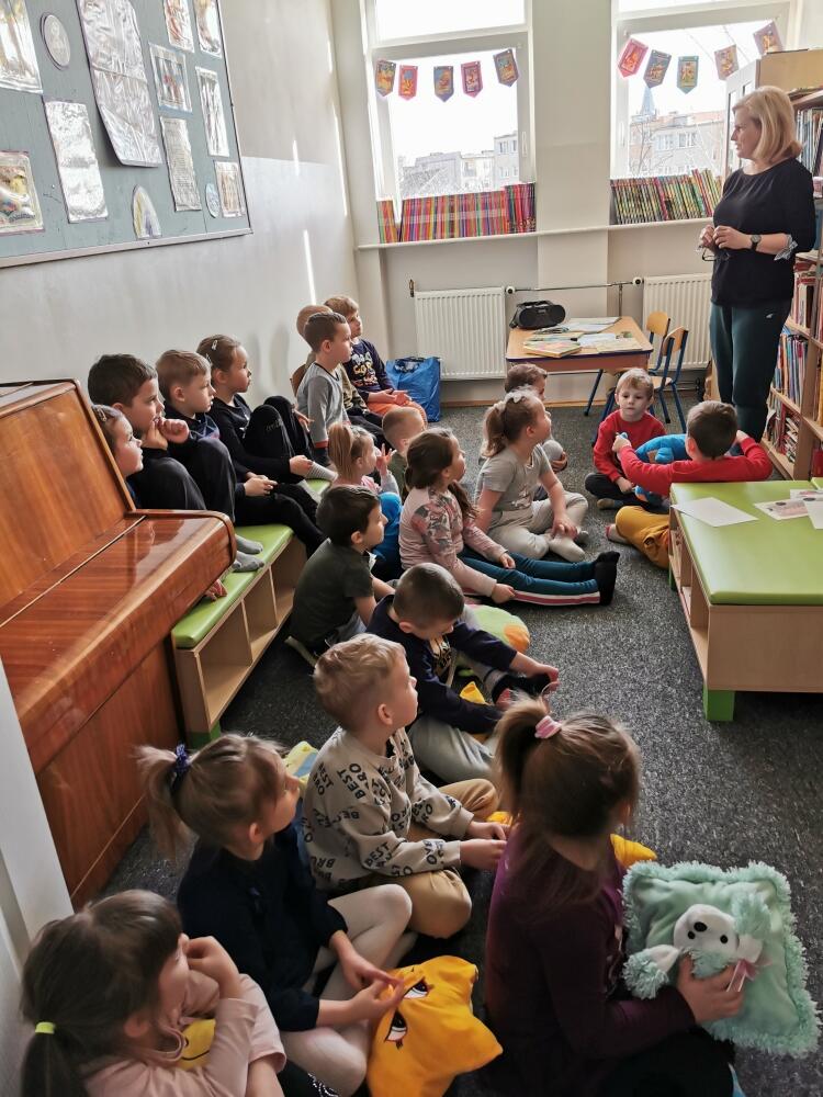 ZAJĘCIA W BIBLIOTECE - Przedszkole Miejskie Nr 2 Pod Topolą w Barlinku
